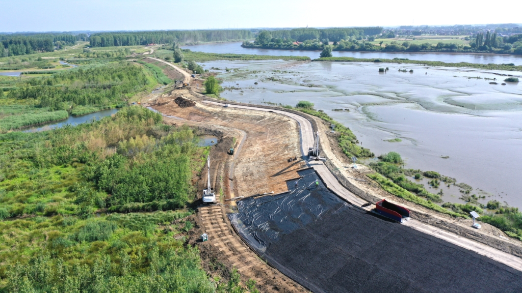 Construction overflow dike in Hamme - Herbosch-Kiere